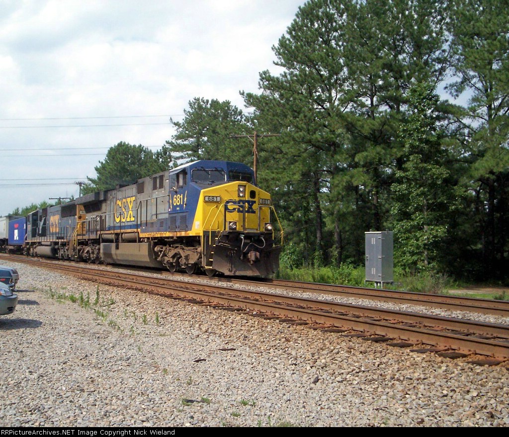 CSX 681 pulls